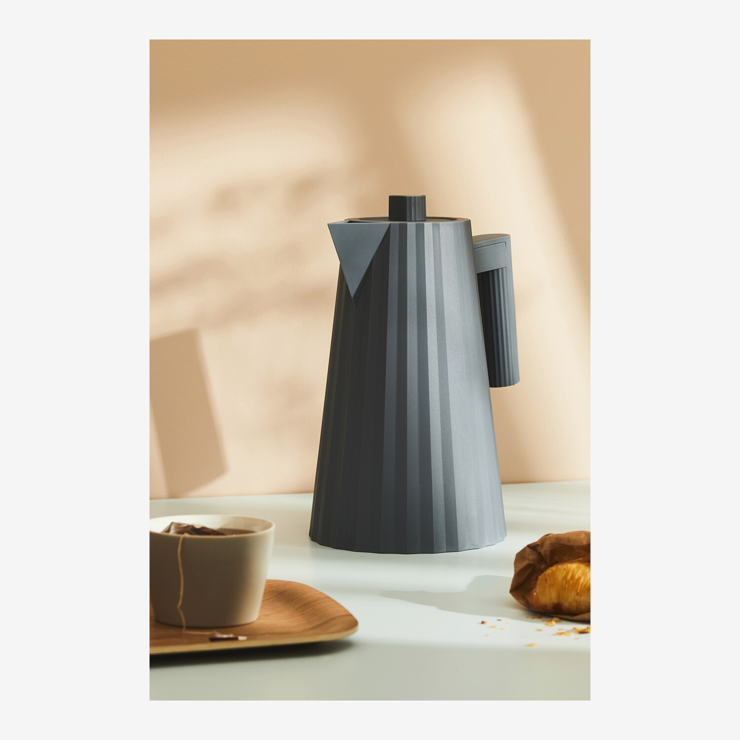 Alessi Plissé Collection Electric Kettle, 1.7 l, Black - Worldshop